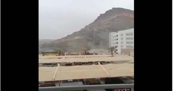 لحظة انهيار جبل في عمان بسبب إعصار شاهين فيديو